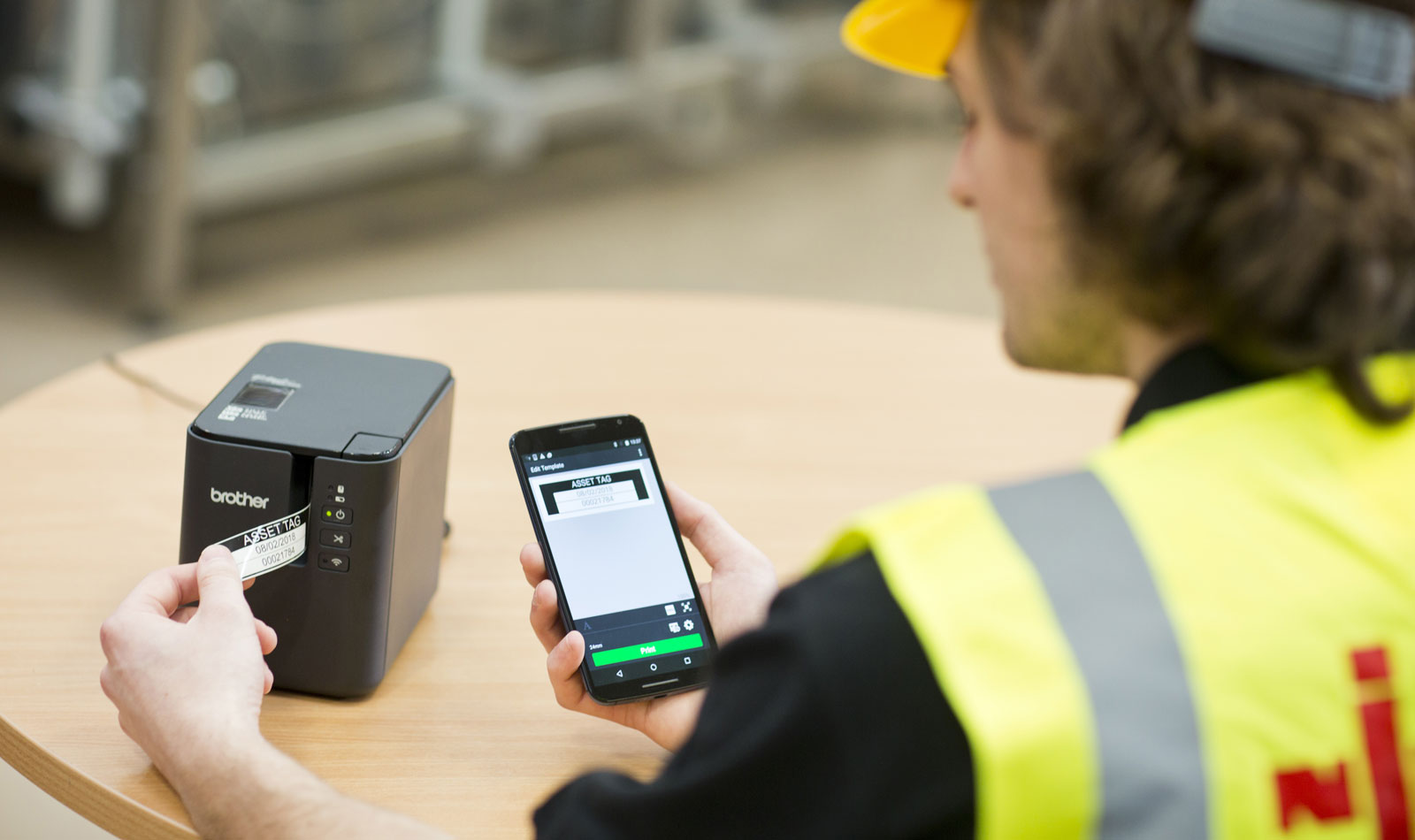 Quais profissionais precisam do rotulador eletrônico de mesa Brother?